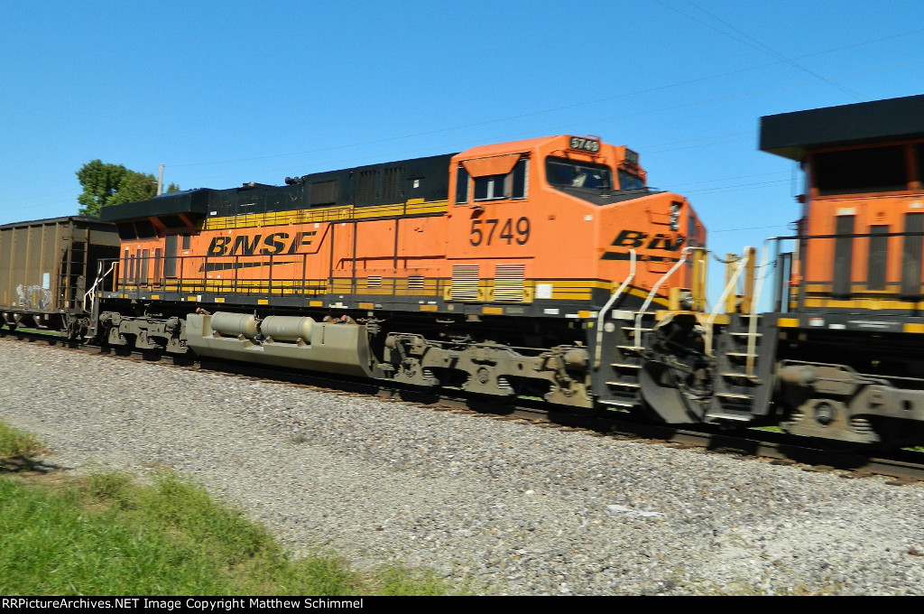 BNSF 5749